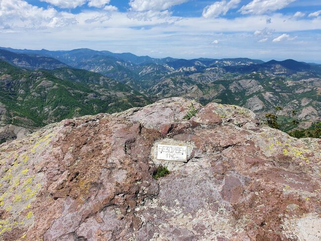 Връх Бездивен – малък, но труден връх в най – дивата част на Родопите ...